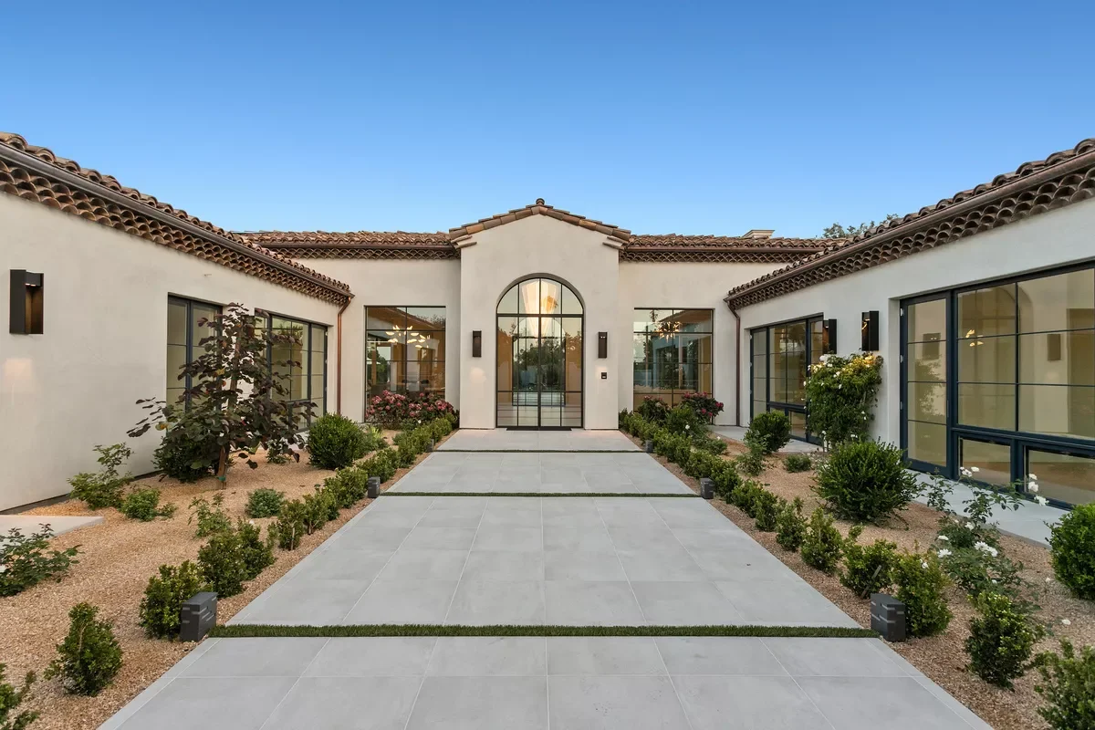 52 Beautiful Courtyard Ideas To Transform Your Outdoor Space