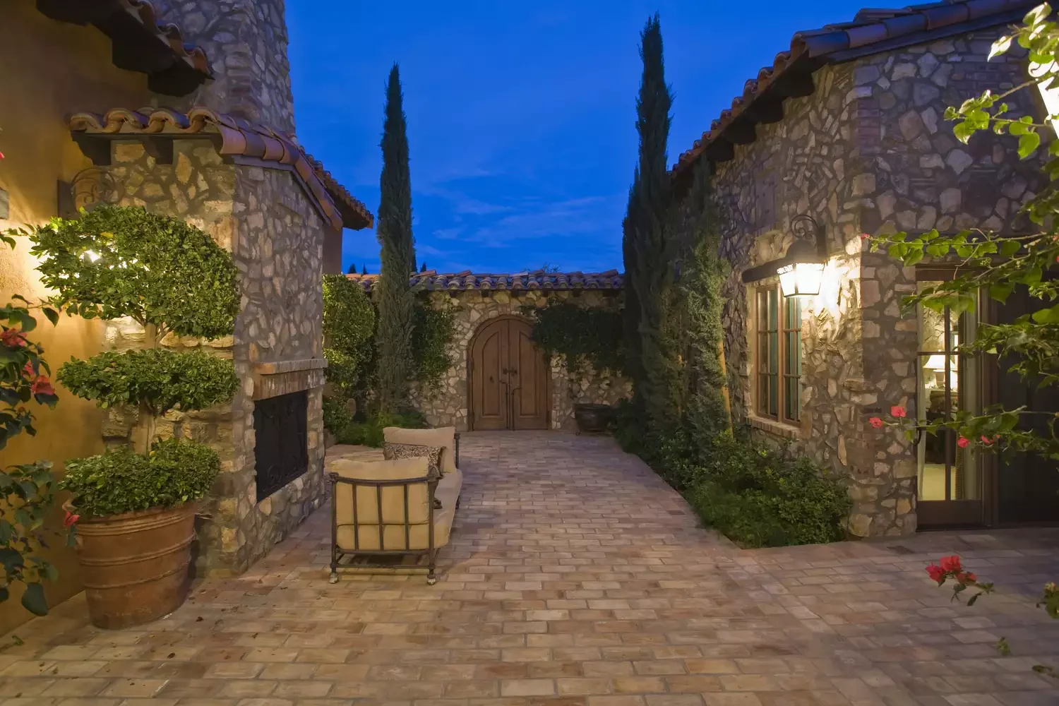 52 Beautiful Courtyard Ideas To Transform Your Outdoor Space